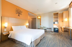 Cofres nos quartos, escrivaninha, espaço de trabalho para notebook