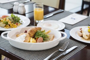 Café da manhã com buffet todos os dias mediante uma taxa