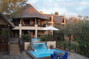 2 piscinas exteriores, da(s) 6:00 à(s) 19:30, guarda-sóis 