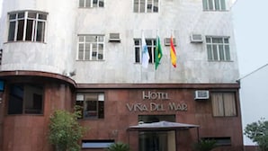 Um edifício com uma placa que diz 'HOTEL VINA DEL MAR'.