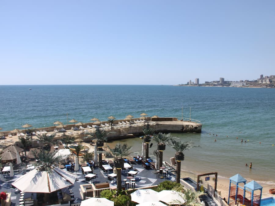 Praia particular, espreguiçadeiras, guarda-sóis, toalhas de praia