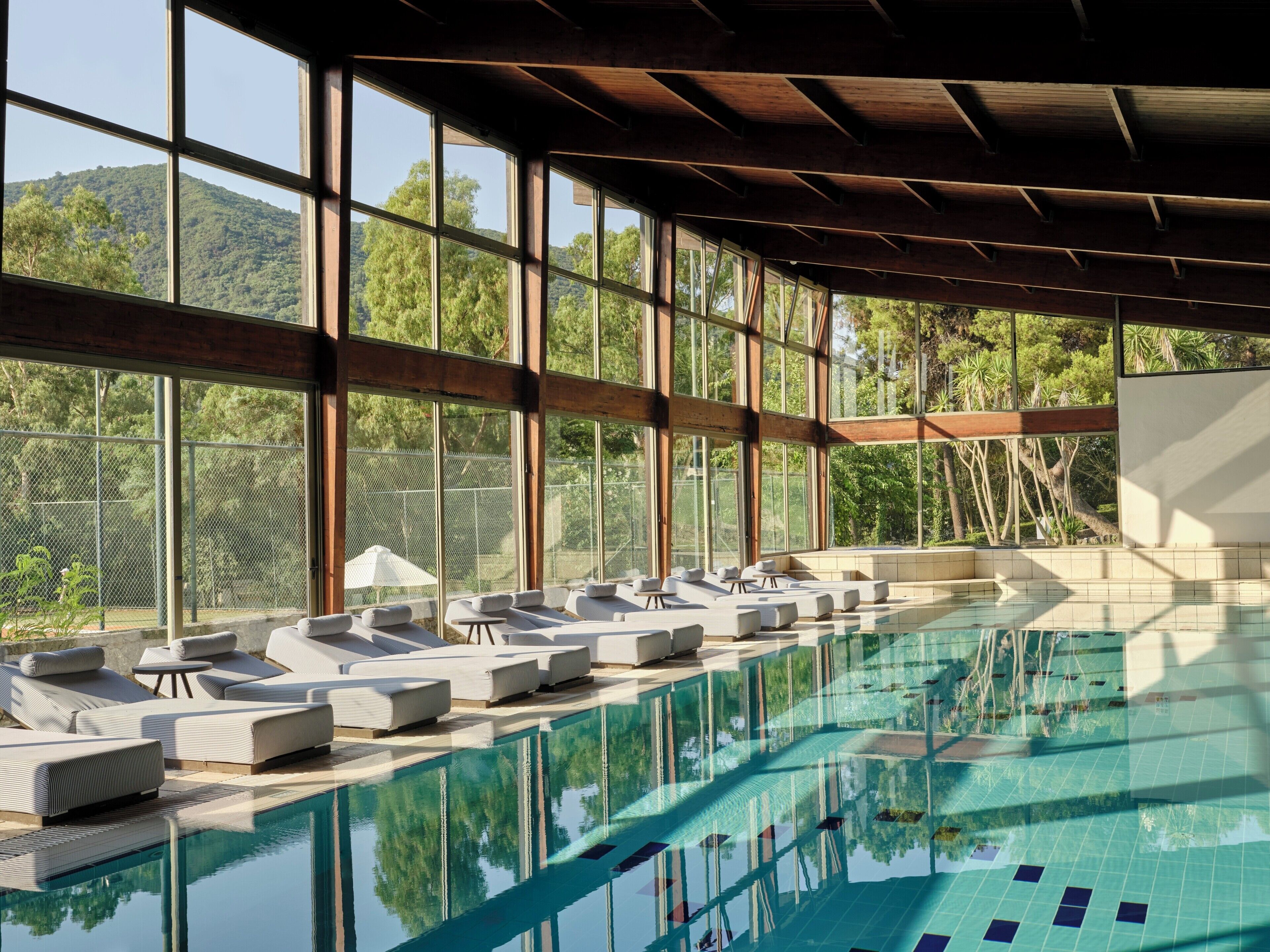 Piscina interior, piscina exterior, guarda-sóis, espreguiçadeiras 