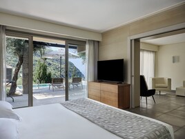 Deluxe Double Suite Sea View with Private Pool | Cofres nos quartos, escrivaninha, espaço de trabalho para notebook