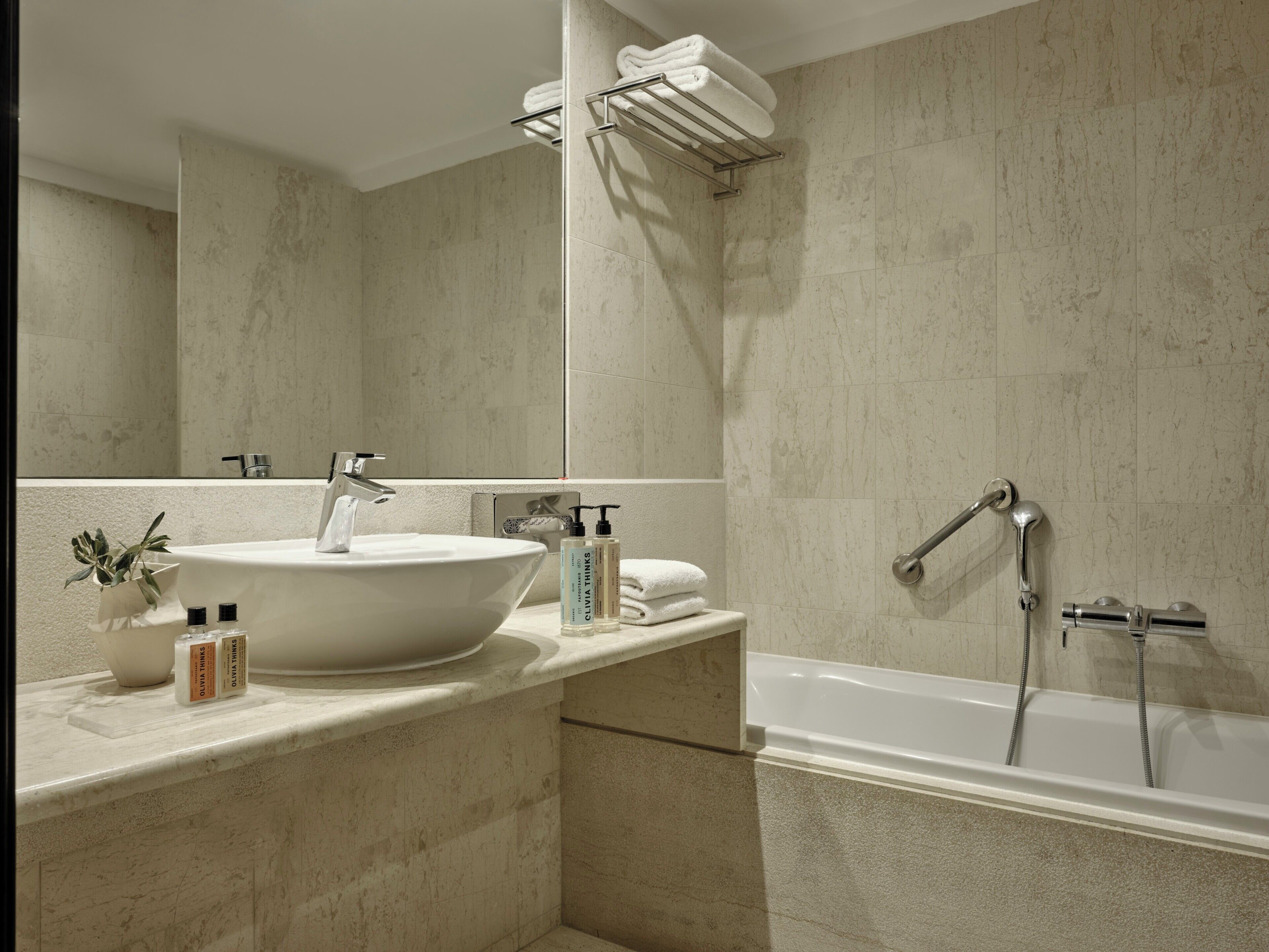 Deluxe Double Suite Sea View with Private Pool | Banheiro | Banheira e chuveiro separados, produtos de toalete grátis