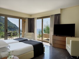 Deluxe Villa Sea View with Private Pool | Cofre no quarto, secretária