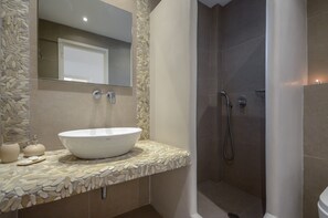 Two Bedroom Apartment for 4 people | Casa de banho | Um polibã, um chuveiro fixo, um secador de cabelo, toalhas fornecidas 