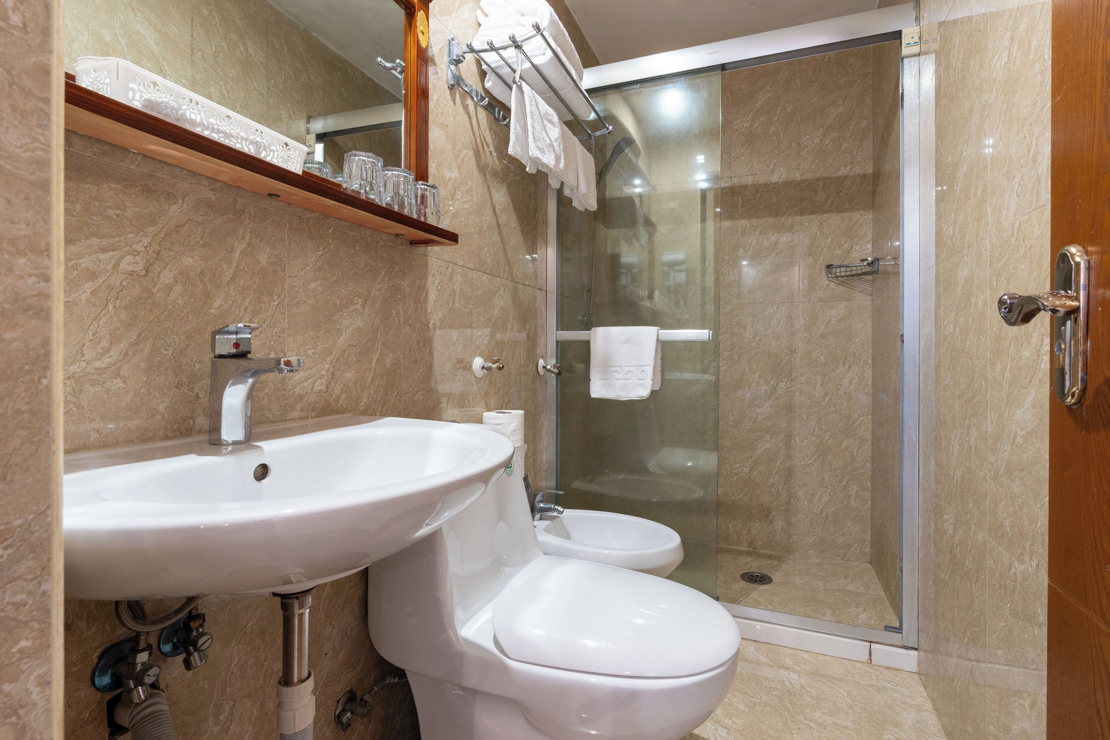 Quarto triplo standard | Banheiro | Chuveiro, chuveiro com efeito de chuva, produtos de toalete grátis 