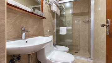 Quarto Triplo Standard | Casa de banho | Um polibã, um chuveiro fixo, artigos de higiene pessoal grátis