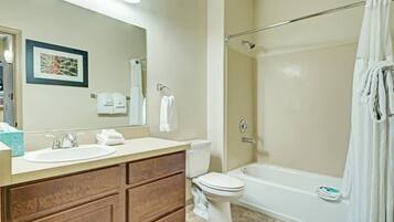 Banheira de hidromassagem, produtos de toalete grátis