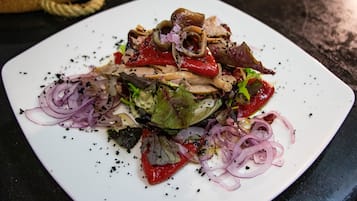 Pequenos-almoços, almoços, jantares servidos, com vista para o jardim