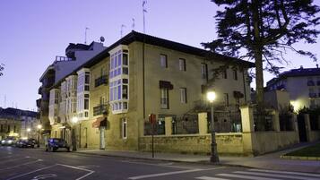 Fachada do alojamento (tarde/noite)