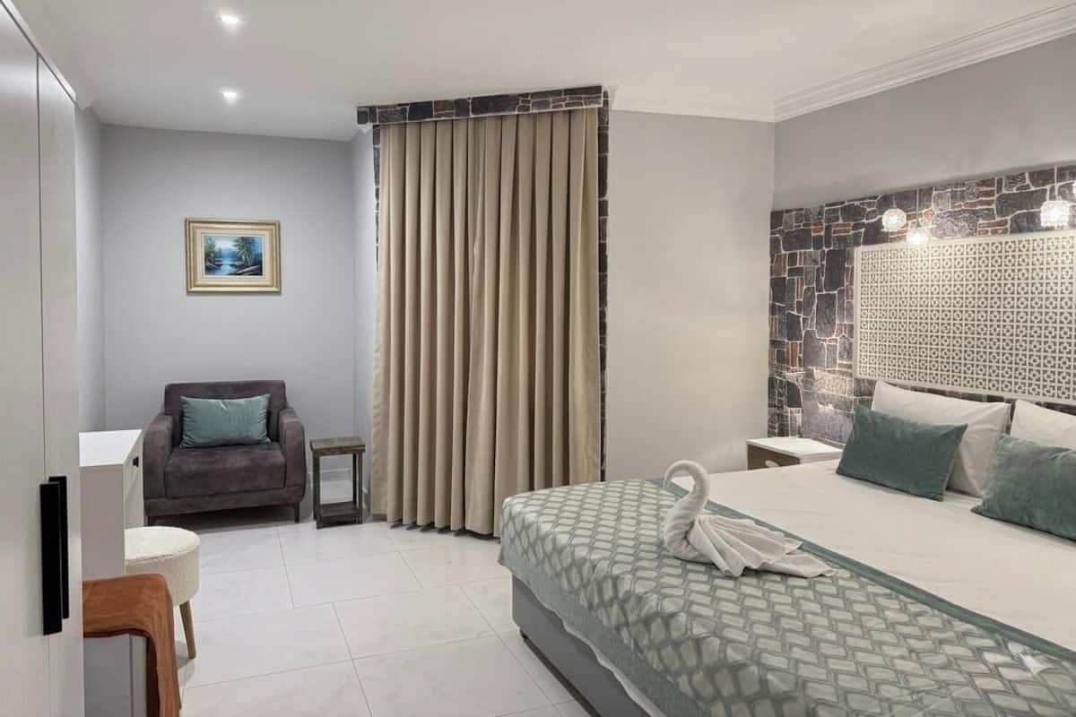 Quarto Triplo Standard | Minibar, cofre no quarto, quartos insonorizados, Wi-fi grátis