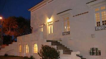 Fachada do alojamento (tarde/noite)