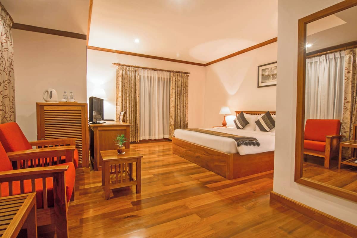 Quarto casal luxo, sacada (Colonial) | Frigobar, cofres nos quartos, escrivaninha