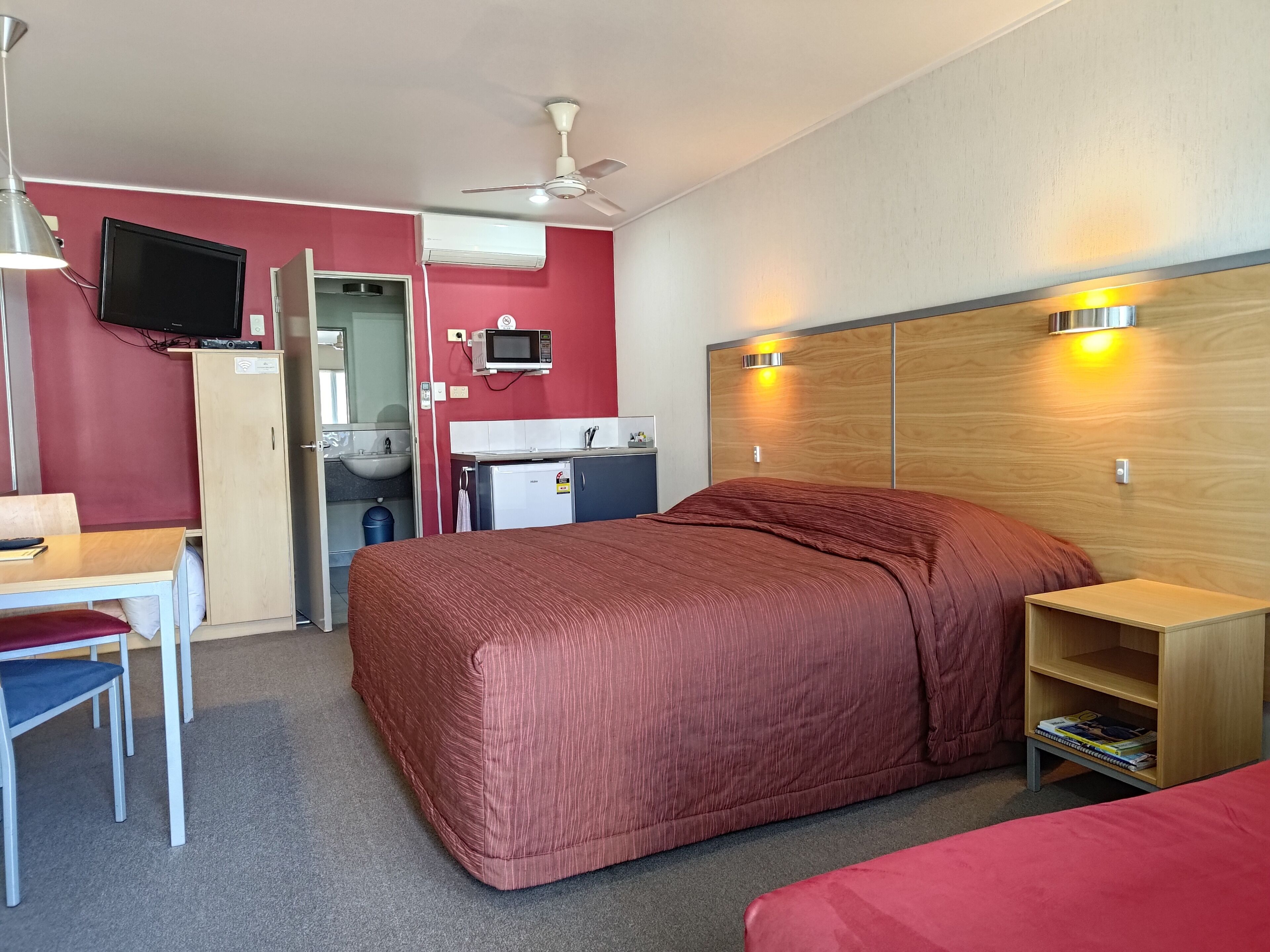 Estúdio, banheira de hidromassagem | Camas Select Comfort, espaço de trabalho para notebook