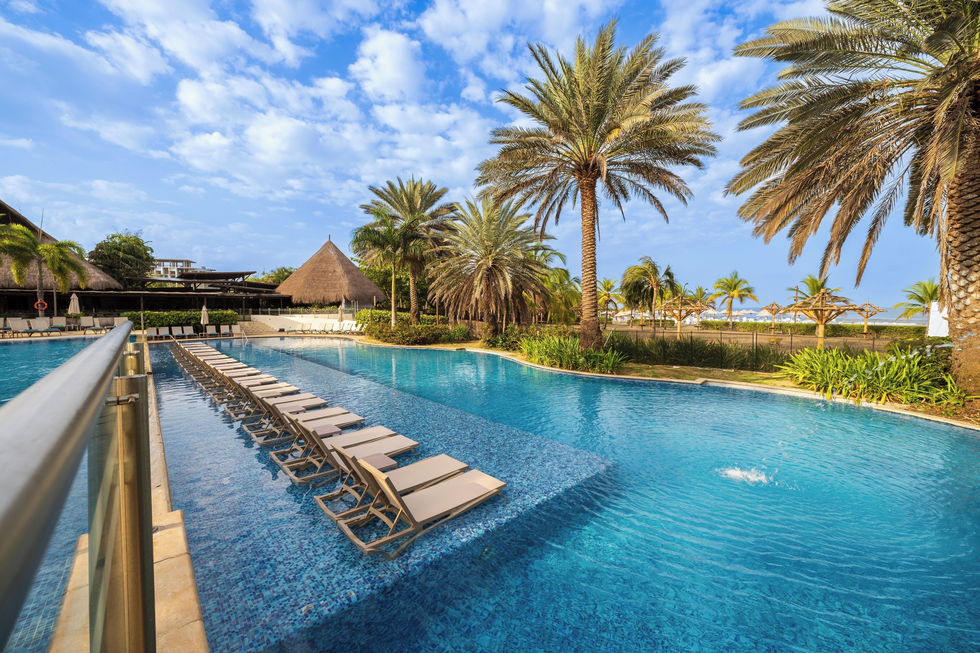 3 piscinas exteriores, guarda-sóis, espreguiçadeiras 