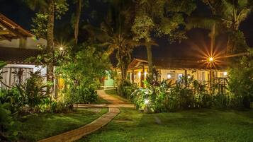 Fachada do alojamento (tarde/noite)