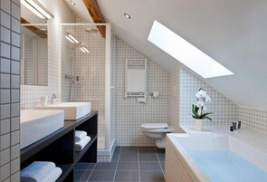 Quarto conforto, 1 cama de casal ou 2 camas de solteiro | Banheiro | Produtos de toalete grátis, secador de cabelo, roupões de banho