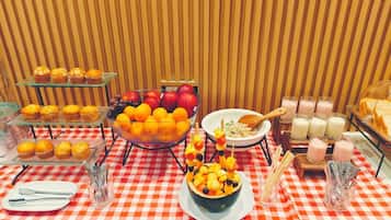 Pequeno-almoço tipo buffet diário (250 THB por pessoa)