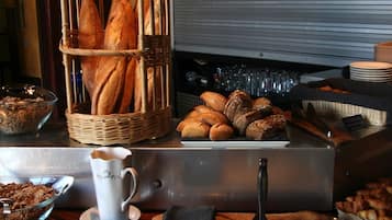 Pequeno-almoço tipo buffet diário (16 EUR por pessoa)