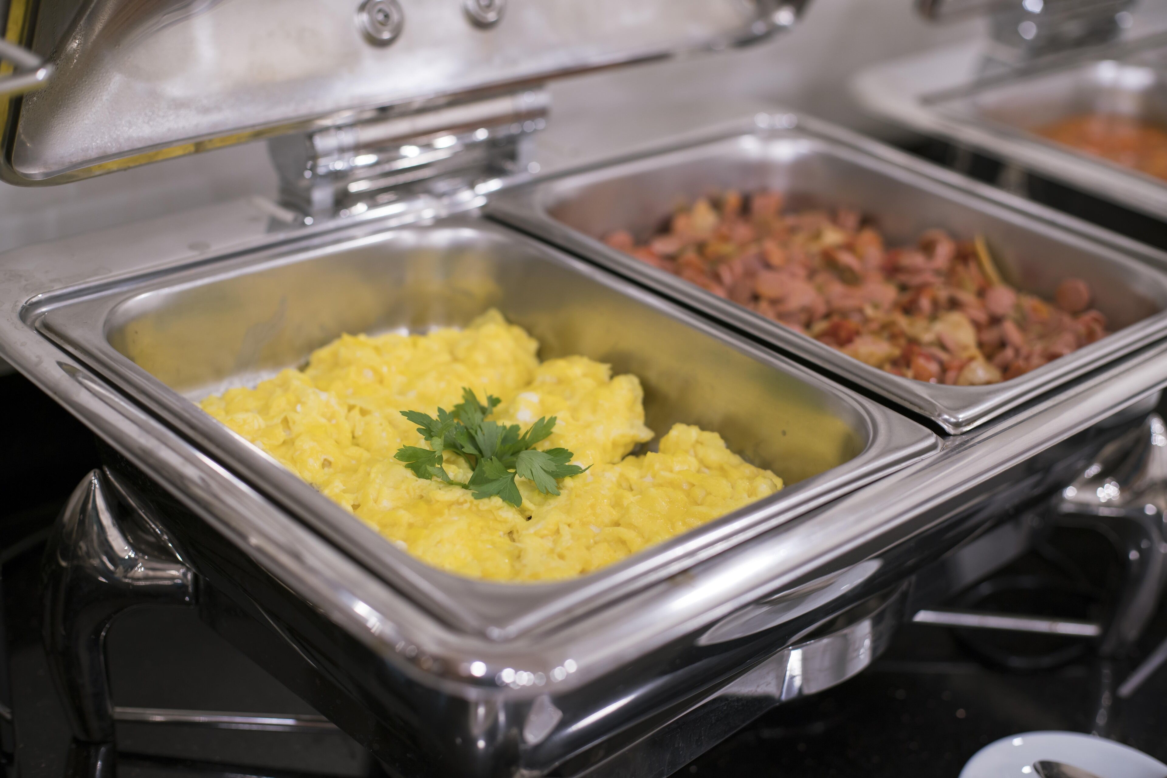 Buffet com ovos mexidos e presunto.