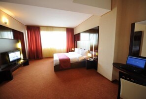 Camas com colchões pillow-top, cofres nos quartos, escrivaninha