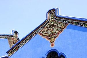 Um edifício com fachada azul e detalhes arquitetônicos coloridos e elaborados.