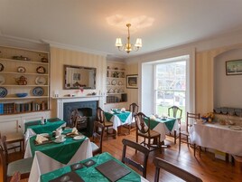 Pequenos-almoços, almoços, jantares servidos, com vista para o jardim 