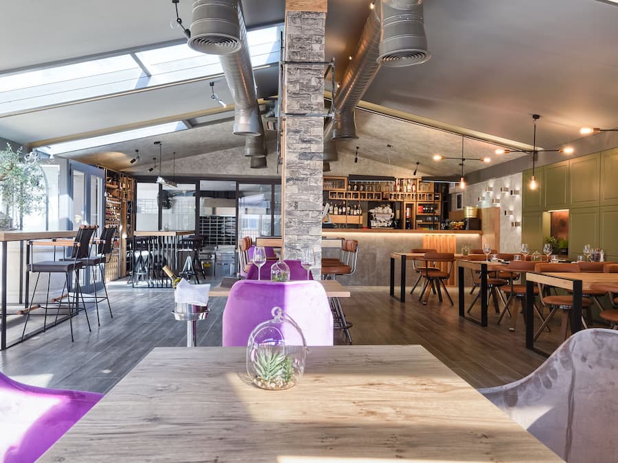 Serviço de almoço e jantar; local e internacional, vistas para o jardim