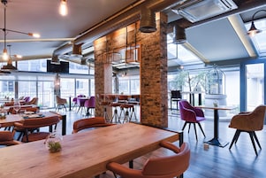 Serviço de almoço e jantar; local e internacional, vistas para o jardim