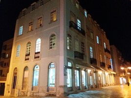 Fachada do alojamento (tarde/noite)