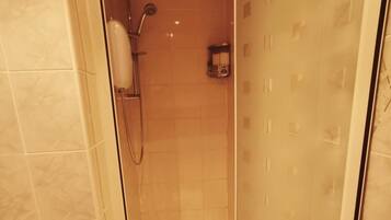 Artigos de higiene pessoal grátis, um secador de cabelo, roupões