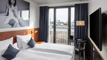 Frigobar, cofres nos quartos, escrivaninha, quartos à prova de som
