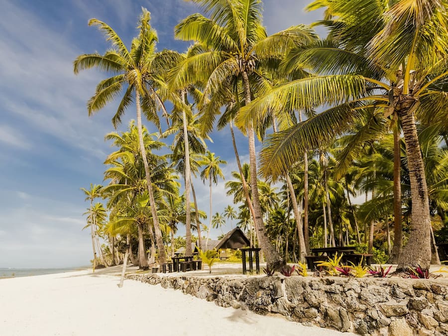 Uma praia privada, praia de areia branca, espreguiçadeiras