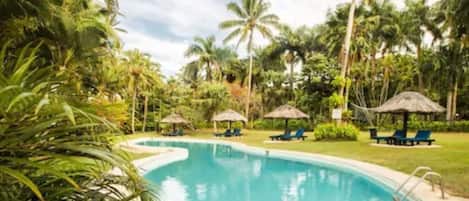 Piscina exterior, guarda-sóis, espreguiçadeiras