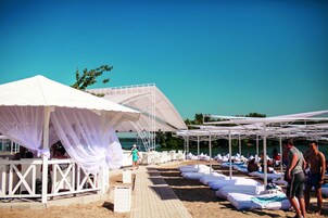 Uma praia privada nas proximidades, praia de areia branca 