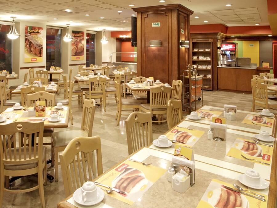 Café da manhã, almoço e jantar; culinária internacional