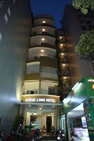 Fachada do alojamento (tarde/noite)