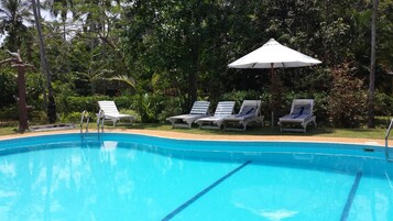 2 piscinas exteriores, guarda-sóis