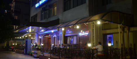 Fachada do alojamento (tarde/noite)