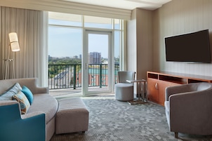 Suite-Estúdio, várias camas, Vista para a cidade | Roupa hipoalergénica, cofre no quarto, secretária 