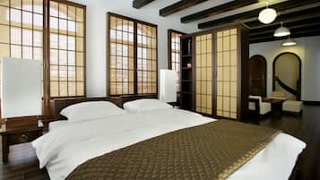 Suite (Kyoto) with Aqua Area | Frigobar, cofres nos quartos, escrivaninha, cortinas blackout