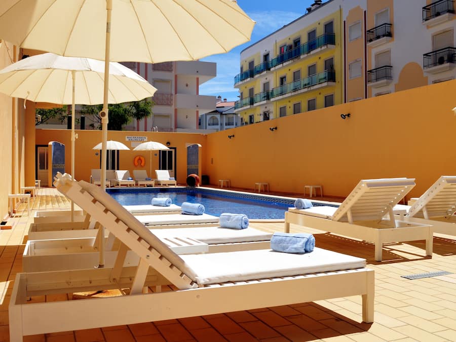 Piscina exterior, da(s) 9:00 à(s) 20:00, guarda-sóis, espreguiçadeiras