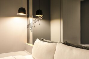 Quarto Básico, 1 cama de casal (No Windows) | 1 quarto, roupa de alta qualidade, edredões de penas, minibar grátis 