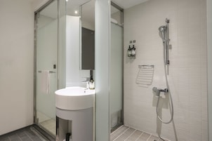 Quarto Duplo Comfort, 1 cama de casal | Casa de banho | Um polibã, um secador de cabelo, chinelos, sanita com bidé eletrónico 