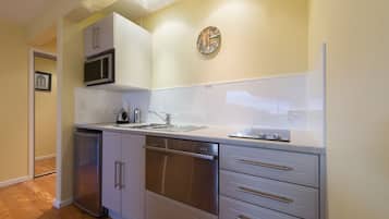 Geladeira, micro-ondas, cooktop, lava-louças