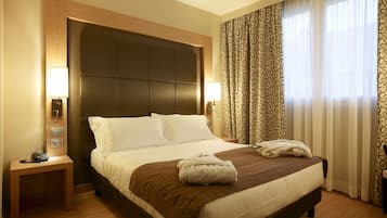 Edredões de penas, minibar, cofre no quarto, secretária