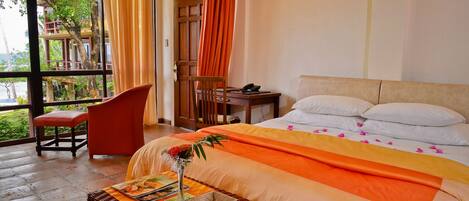 Quarto Premier, 1 cama king-size, vista para o jardim, em frente ao mar | Secretária, roupa de cama fornecida