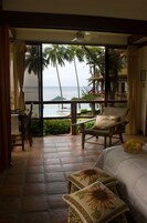 Suite Premier, vista para o mar | Secretária, roupa de cama fornecida 