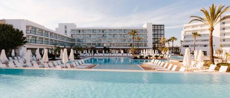 Piscina interior, 2 piscinas exteriores, guarda-sóis, espreguiçadeiras